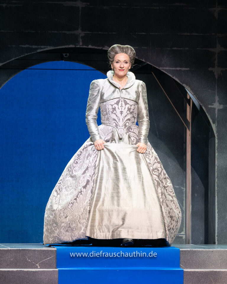 Lady Bess – St. Gallen - Die Frau schaut hin